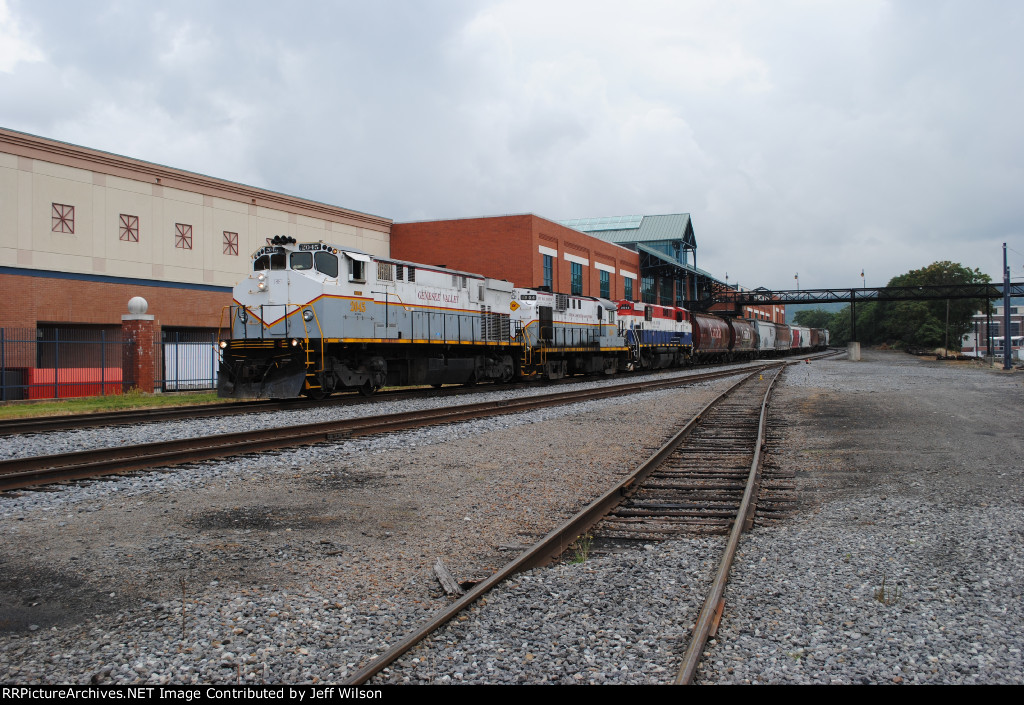 PT98 pulls in with an MLW widecab on the point